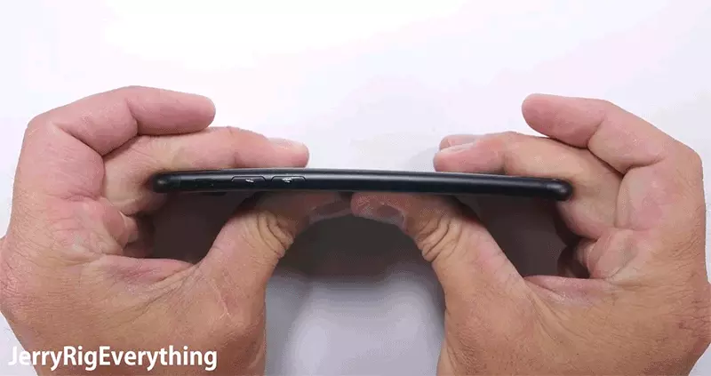 Kako razbiti iPhone 7 u GIF-ovima