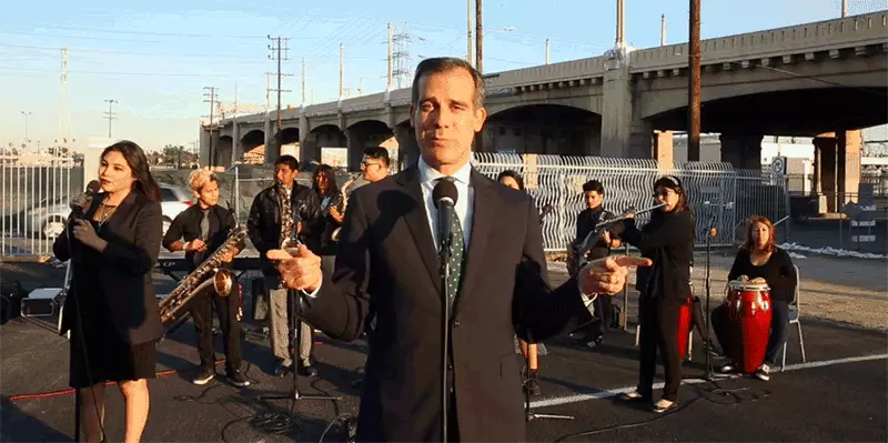 Datuk Bandar LA Menyanyikan Lagu Ninabo Seksi Untuk Menyenangkan Angelenos Mengenai Penutupan Lebuhraya