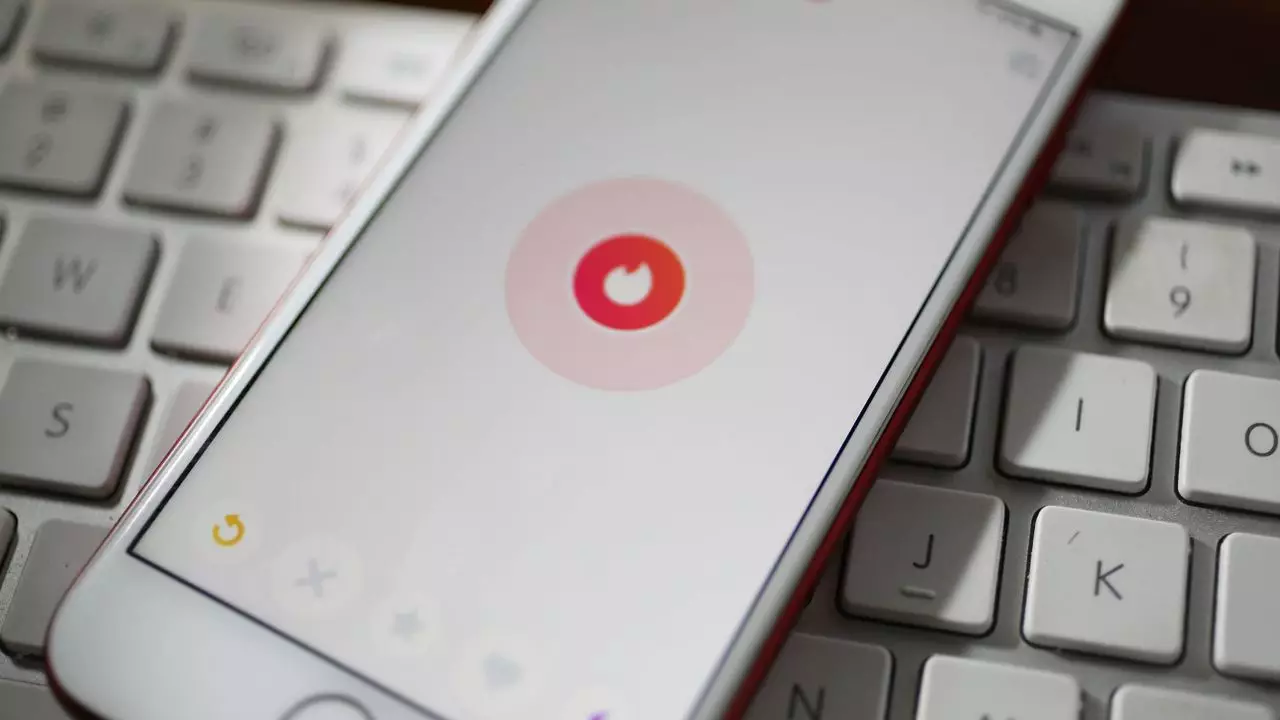 Новая тревожная кнопка Tinder передает ваши данные рекламным компаниям