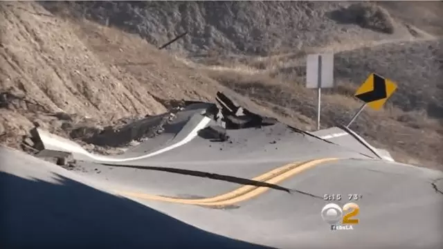 Wat de hel het veroorsaak dat hierdie pad in Kalifornië skielik opgestaan en verbrokkel het?