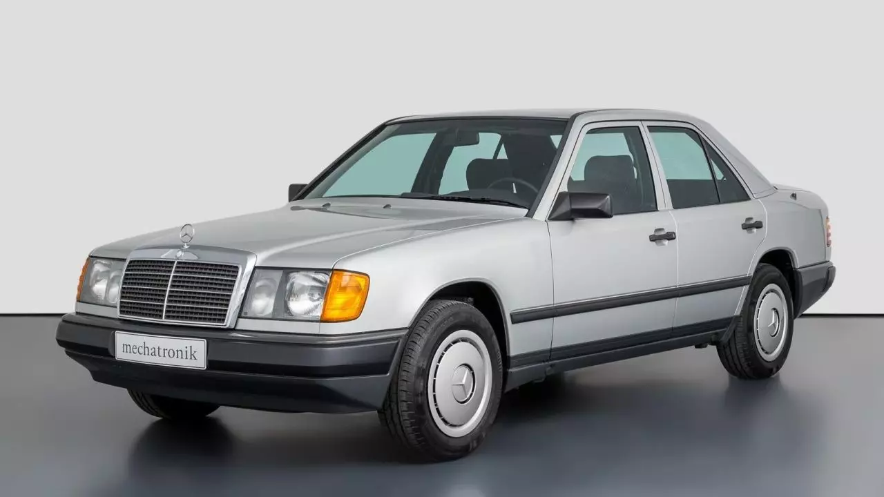 Kuna iya Siyan Sabuwar Mercedes-Benz 230E Kai tsaye Daga 1987