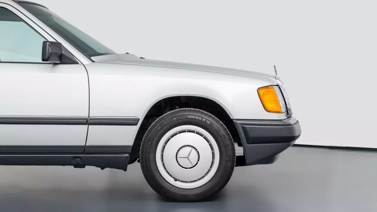 Вы можаце купіць зусім новы Mercedes-Benz 230E адразу з 1987 года