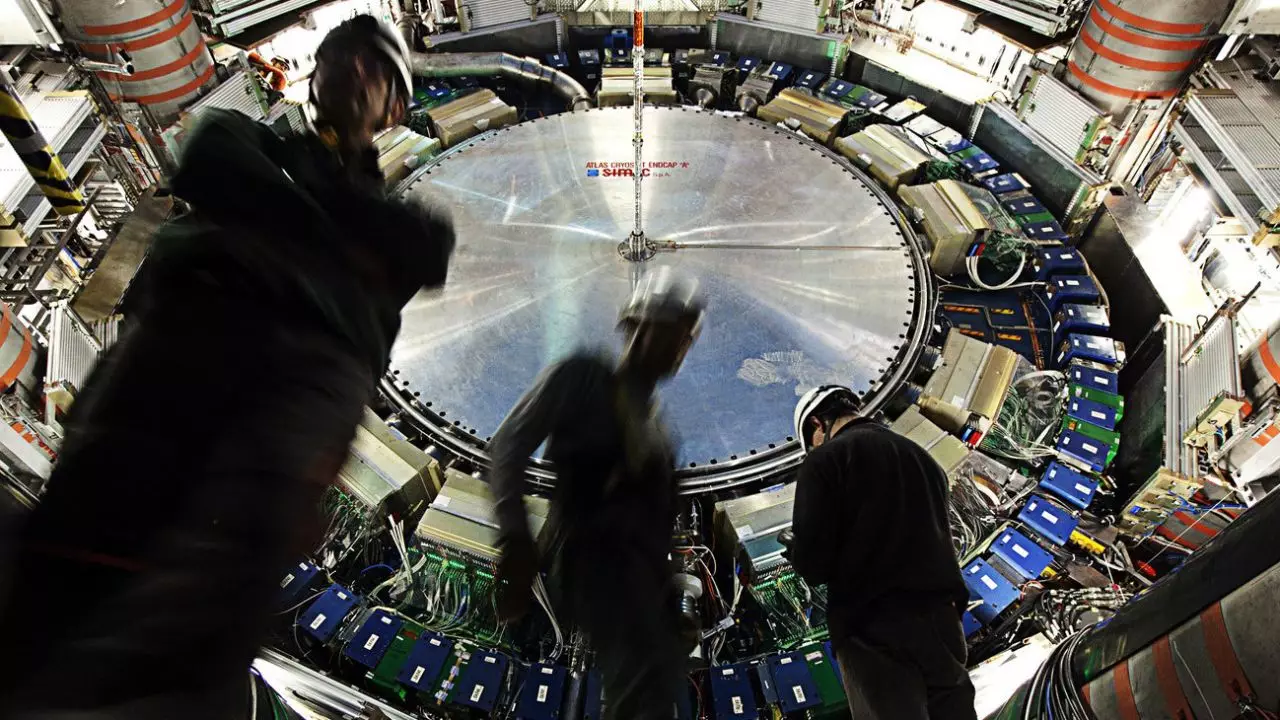 LHC манзараи ҷолиберо дид, ки чӣ метавонад зарраҳои нав бошад