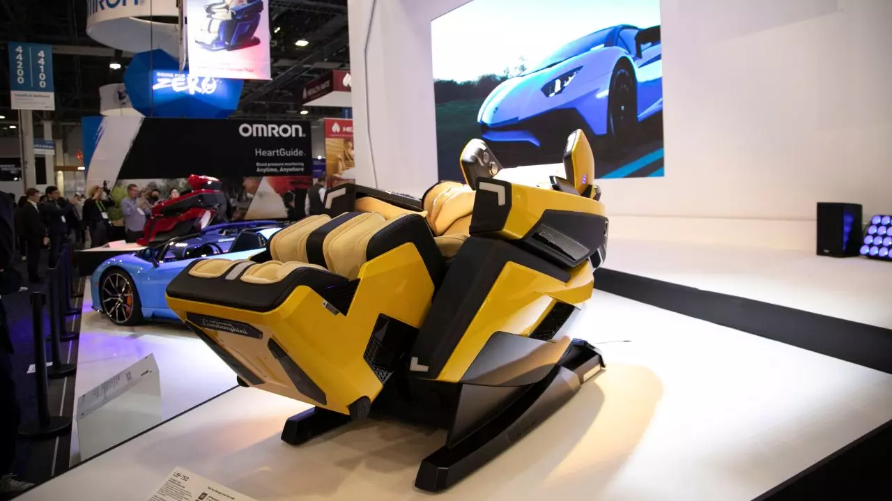 Sentarse en este sillón de masaje Lamborghini fue como tener sexo malo con Optimus Prime