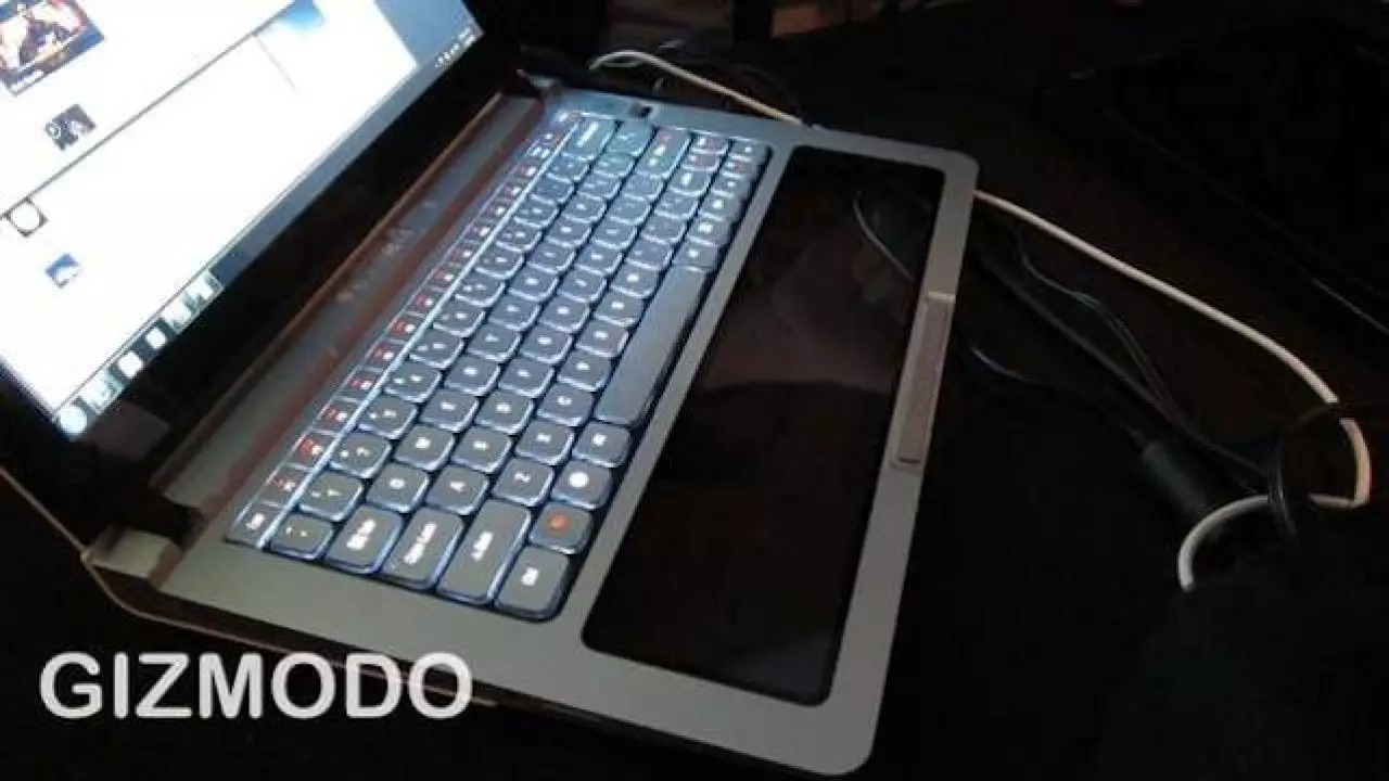 Dem Intel säin Nikiski Konzept huet e Keyboard-Wide Transparent Touchscreen