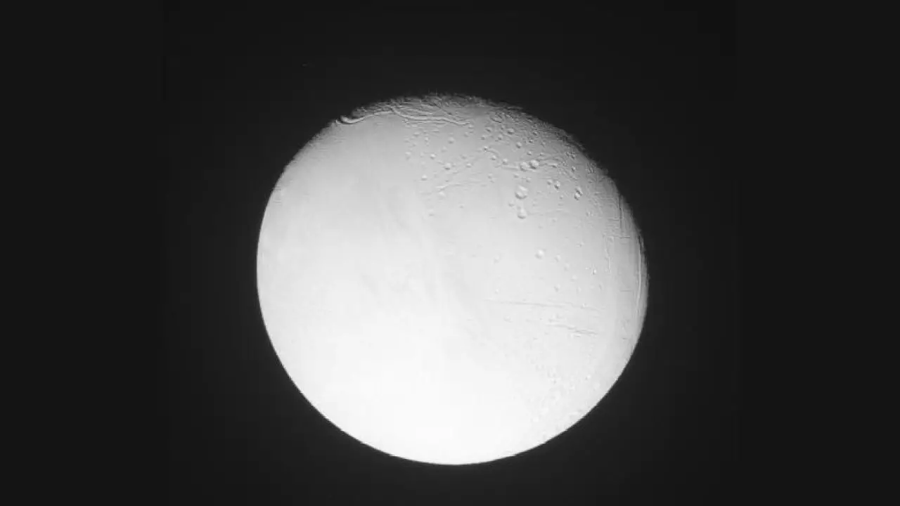 Cassini Ṣafihan Enceladus 'Pole North Ni Alaye Ologo