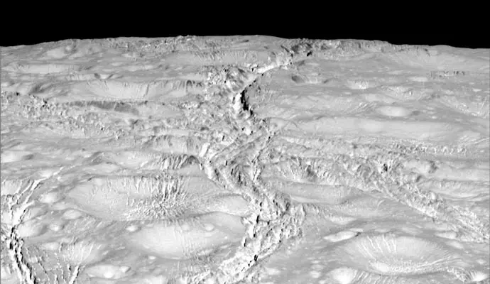 Cassini Ṣafihan Enceladus 'Pole North Ni Alaye Ologo