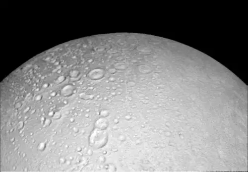 Cassini avslører Enceladus’ nordpol i strålende detaljer