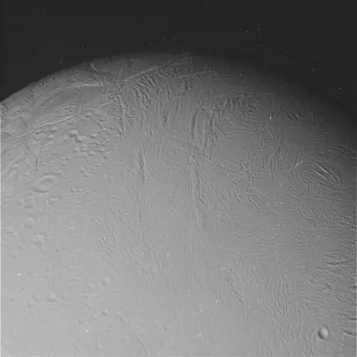 Cassini ûntbleatet de Noardpoal fan Enceladus yn glorieuze detail