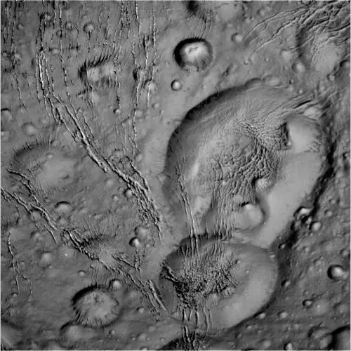 Cassini Ṣafihan Enceladus 'Pole North Ni Alaye Ologo