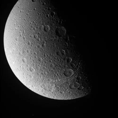 Cassini yn Datgelu Pegwn y Gogledd Enceladus Mewn Manylion Gogoneddus