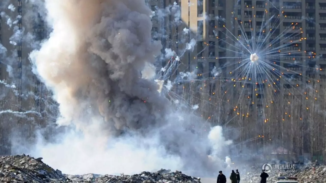 Kinesisk politi ødelægger 3083 sæt fyrværkeri, skaber enorm eksplosion