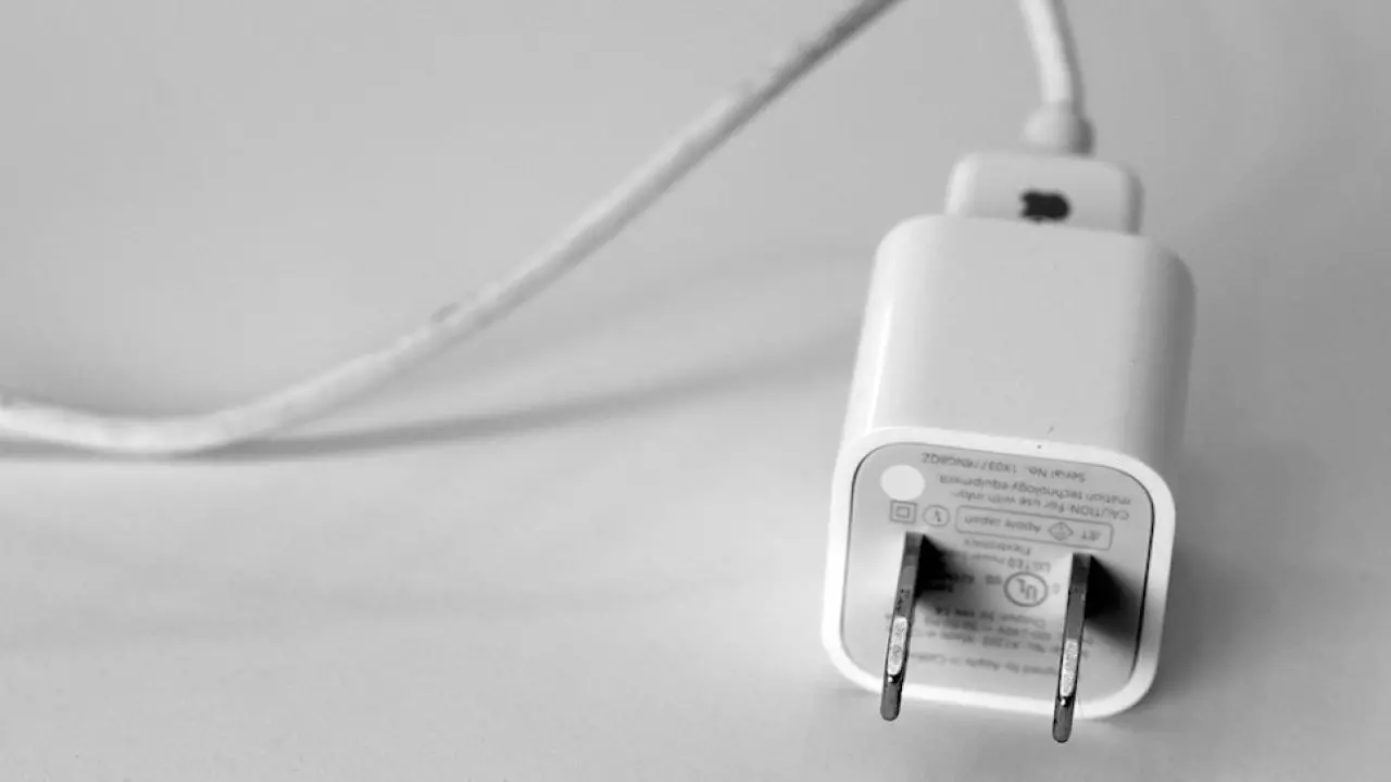Apple stāsta, kā izvairīties no elektriskās strāvas trieciena ar bojātu lādētāju