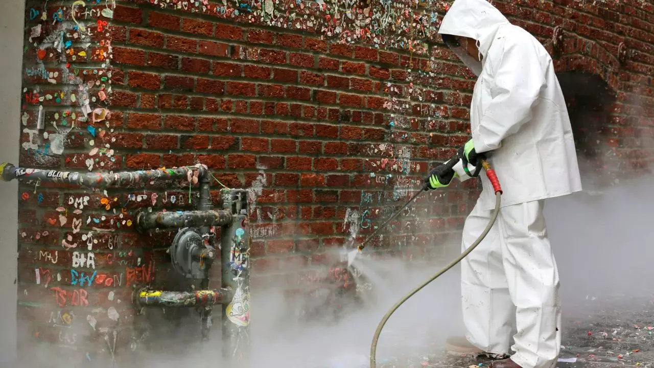 Il-Ħajt Famuż tal-Gomma ta 'Seattle Qed Jiġi Scrubbed Sa' Bare Brick