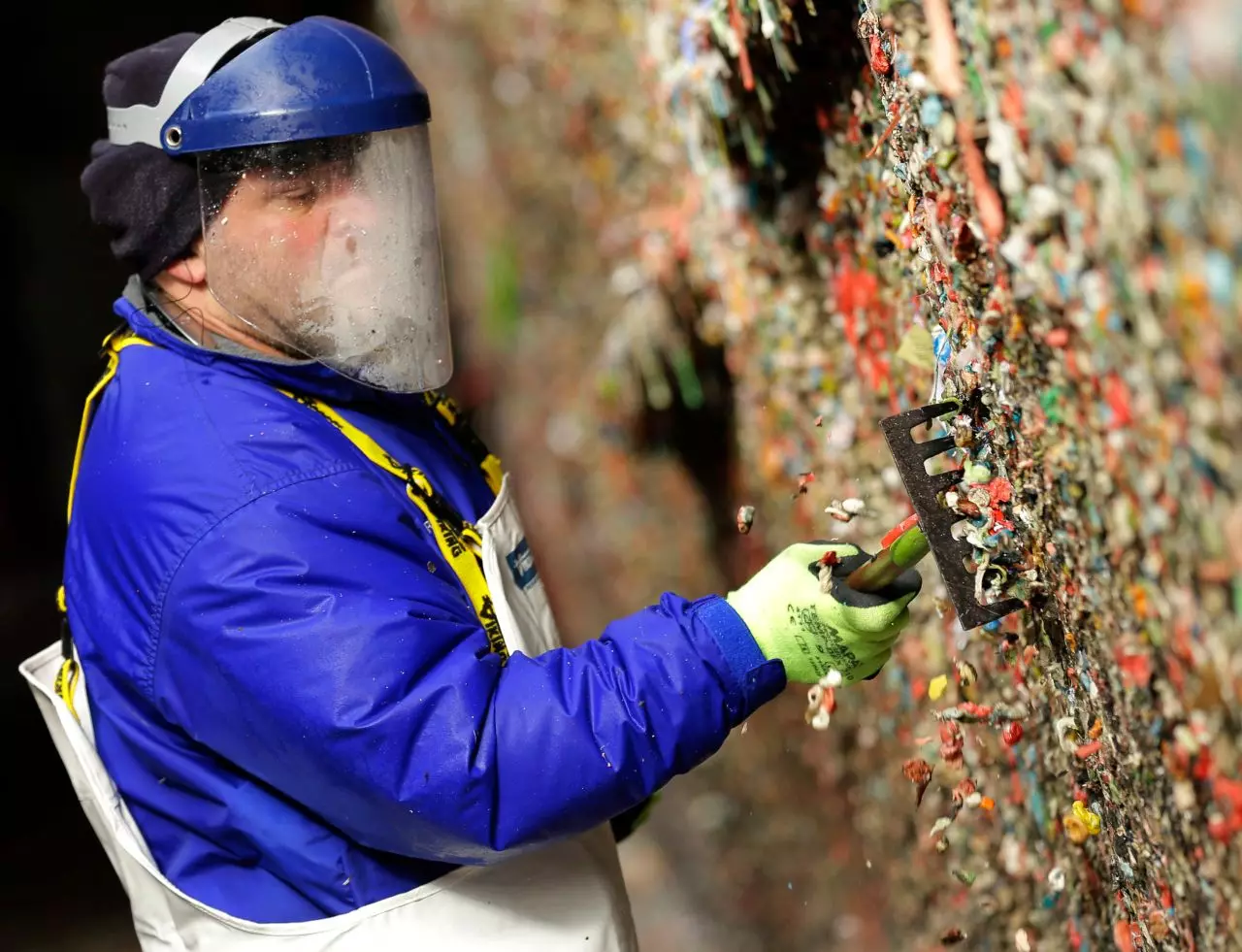 De beroemde kauwgommuur van Seattle wordt weggeboend tot kale baksteen