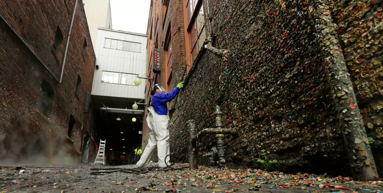 De beroemde kauwgommuur van Seattle wordt weggeboend tot kale baksteen