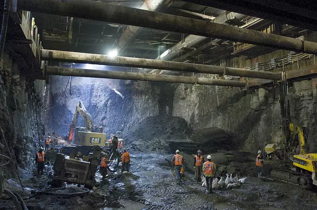 Fotografer Tunggal yang Mendokumentasikan Kehidupan Rahasia Mega-Proyek NYC