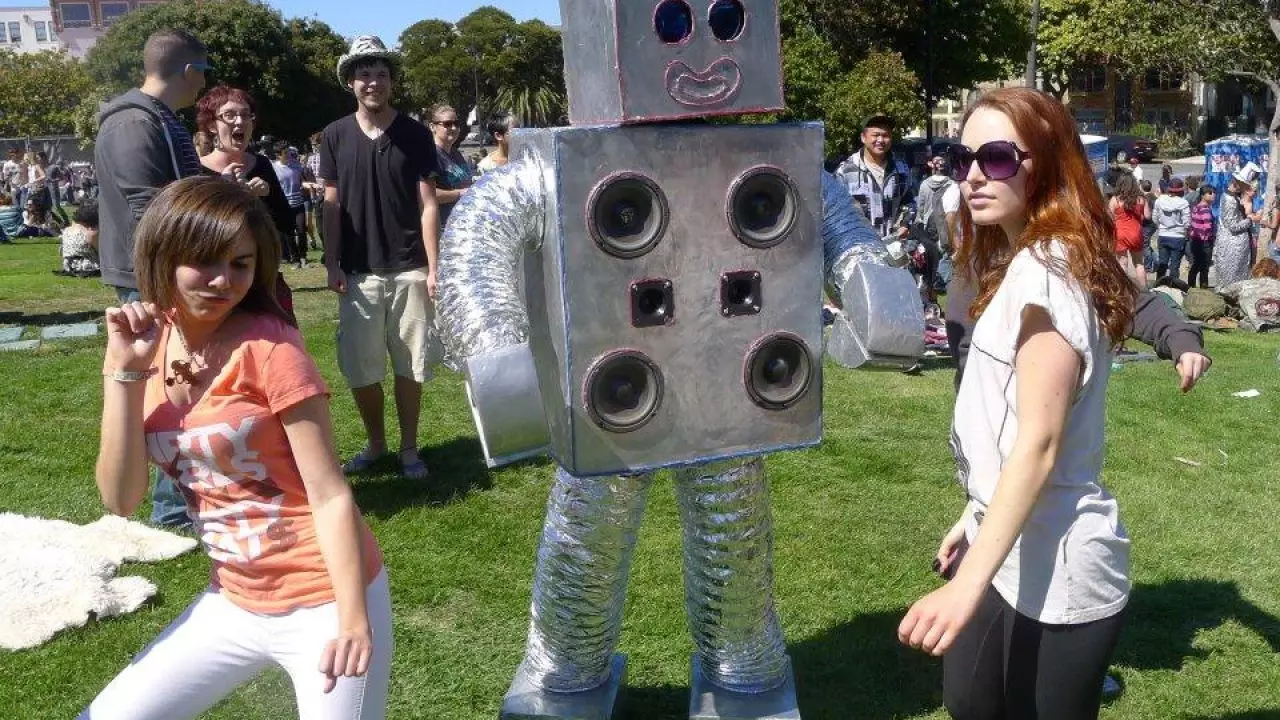 सॅन फ्रान्सिस्कोचा ताबा घेणारा डान्सिंग रोबोट