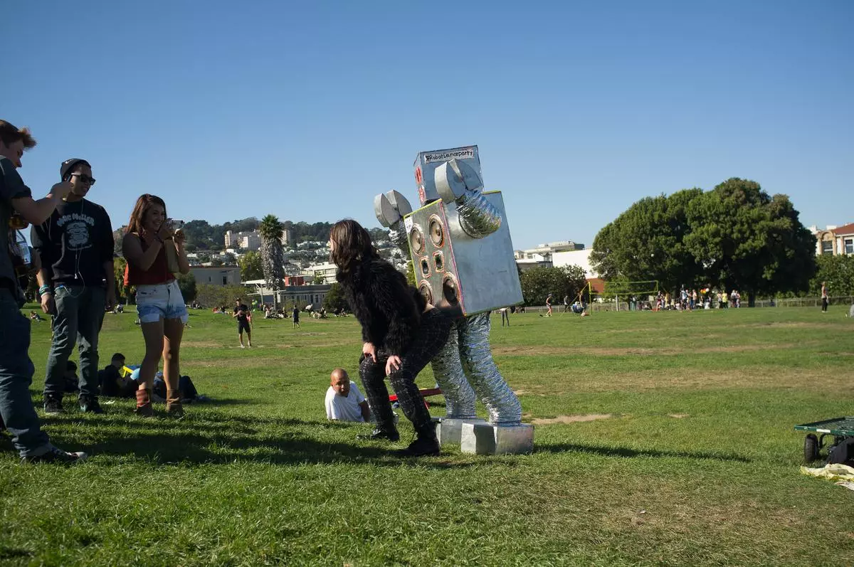 Y Robot Dawnsio a gymerodd Dros San Francisco