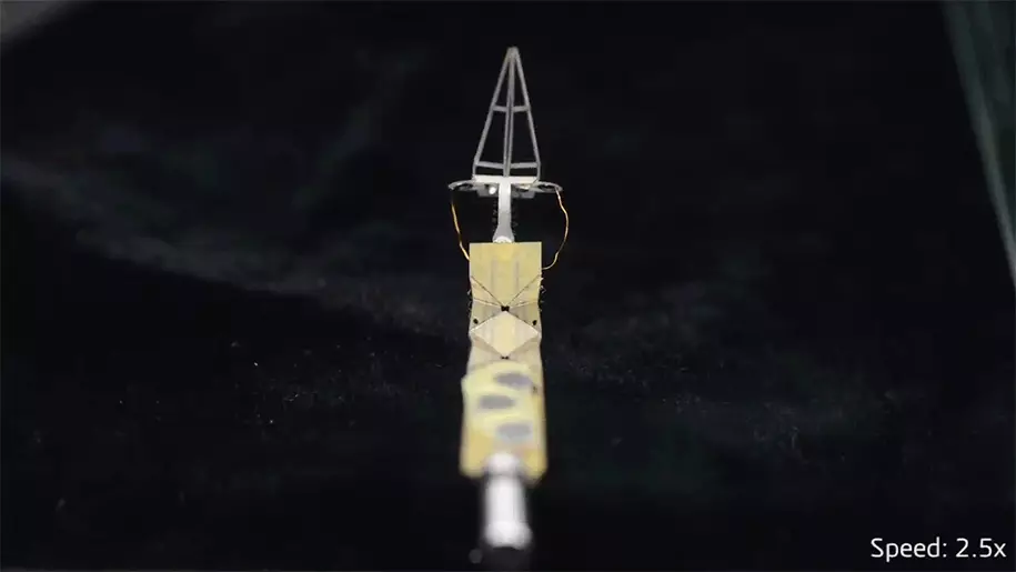 Ongelooflike selfvou-robotte werk sonder batterye of drade