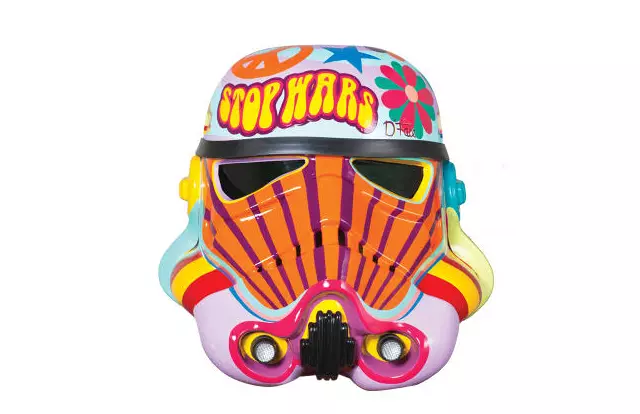 Art Wars: 12 Stormtrooper Helmets හාස්‍යජනක උසස් කලා නිර්මාණ ලබා ගනී