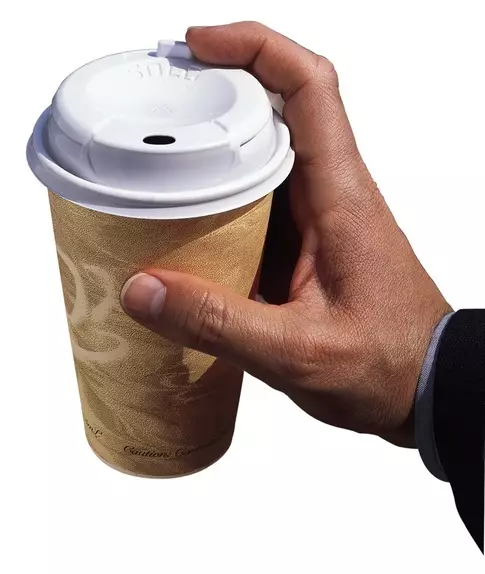 Зошто еден вид капак од шолја за кафе за еднократна употреба доминира во сите останати?