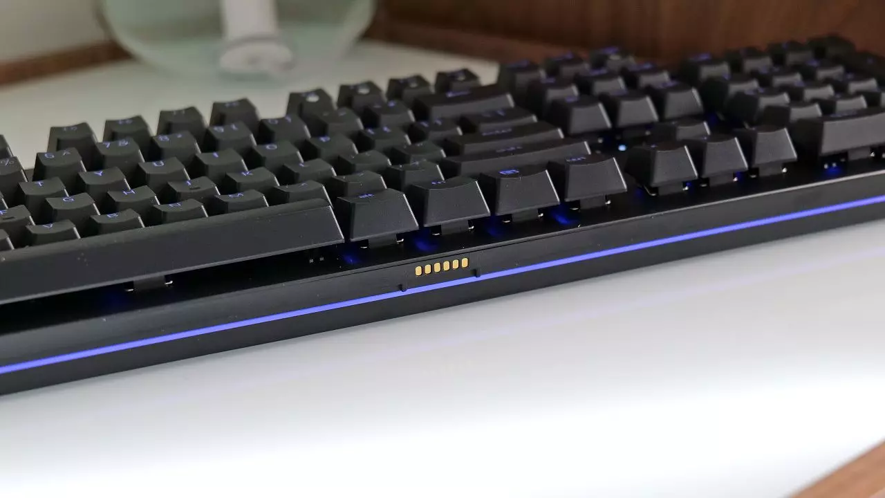 Para os que aman un bo RGB, hai unha franxa de iluminación adicional ao redor da base do teclado.