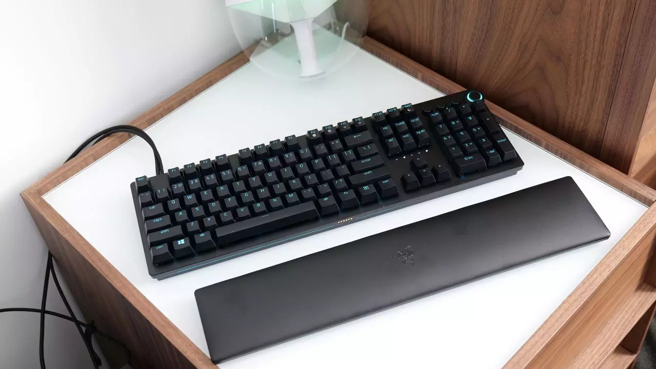 Razer's Huntsman V2 analogue سمجھدار کی بورڈ کے جنونیوں کے لیے تین فینسی نئی خصوصیات پیک کرتا ہے 178204_8