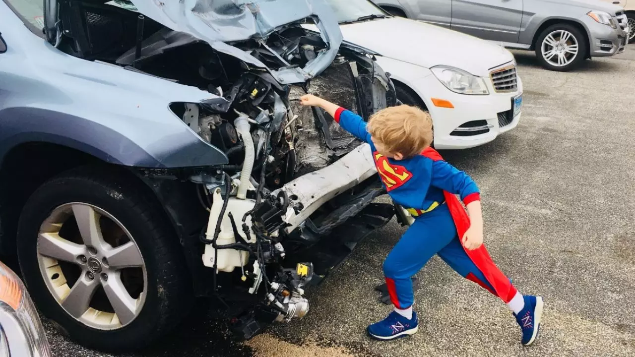 چھوٹے سپرمین کی طاقتوں میں کاروں کو تباہ کرنا اور پاور نیپس لینا شامل ہے۔