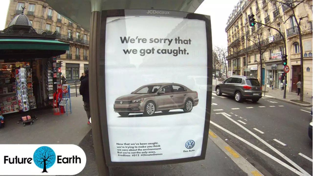 Paräis ass a gefälschte Reklammen bedeckt, déi d'Climate Talks Corporate Sponsors spotten