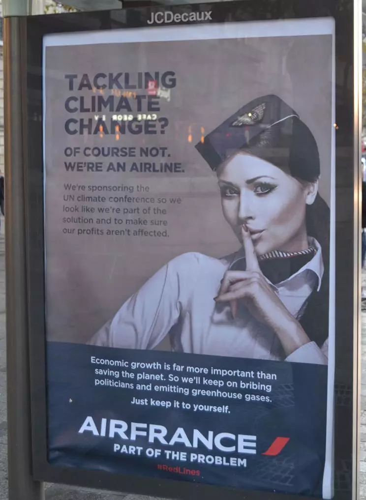 Paríž je pokrytý falošnými reklamami, ktoré zosmiešňujú korporátnych sponzorov The Climate Talks