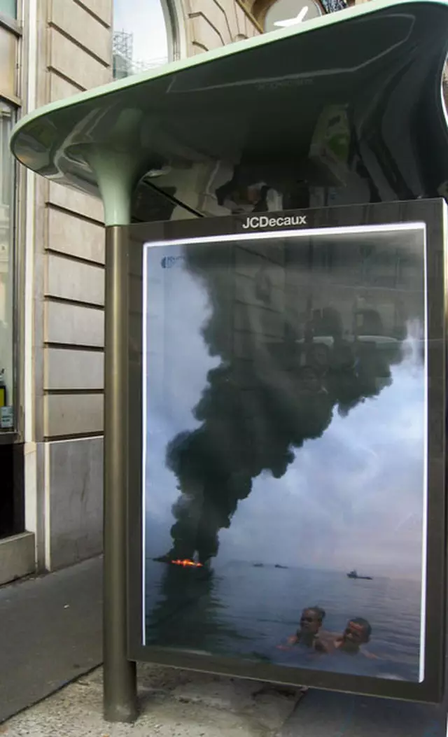 パリは、ClimateTalksの企業スポンサーをあざける偽の広告で覆われています