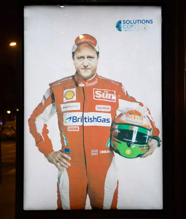 パリは、ClimateTalksの企業スポンサーをあざける偽の広告で覆われています