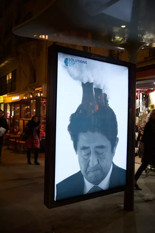Paříž je pokryta falešnými reklamami, které zesměšňují firemní sponzory The Climate Talks