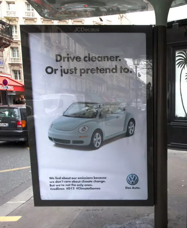 Parizo Estas kovrita de falsaj reklamoj, kiuj mokas la kompaniajn sponsorojn de la klimataj interparoloj
