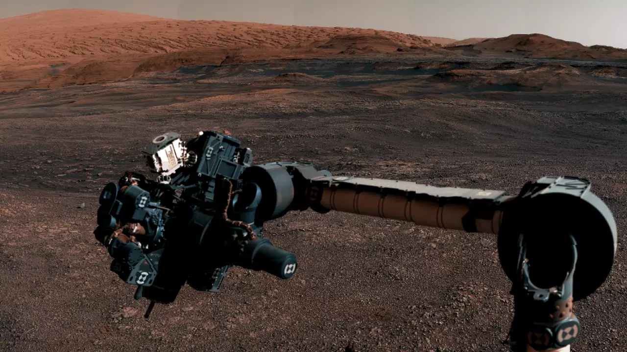 Curiosity Rover di orevwa lakay li nan yon ane ak panoramik sipèb
