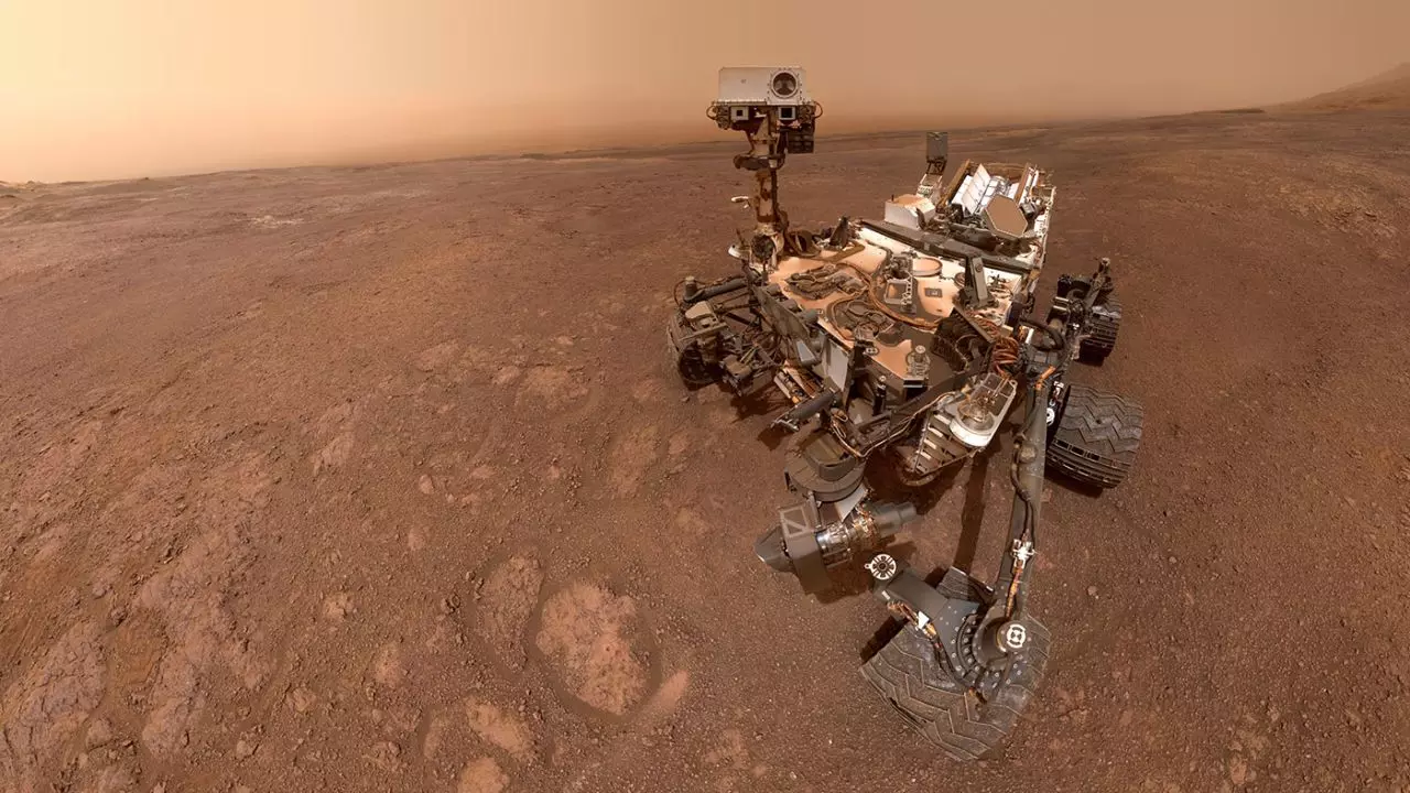 Curiosity Rover укмуштуудай панорамасы менен бир жылдык үйү менен коштошту
