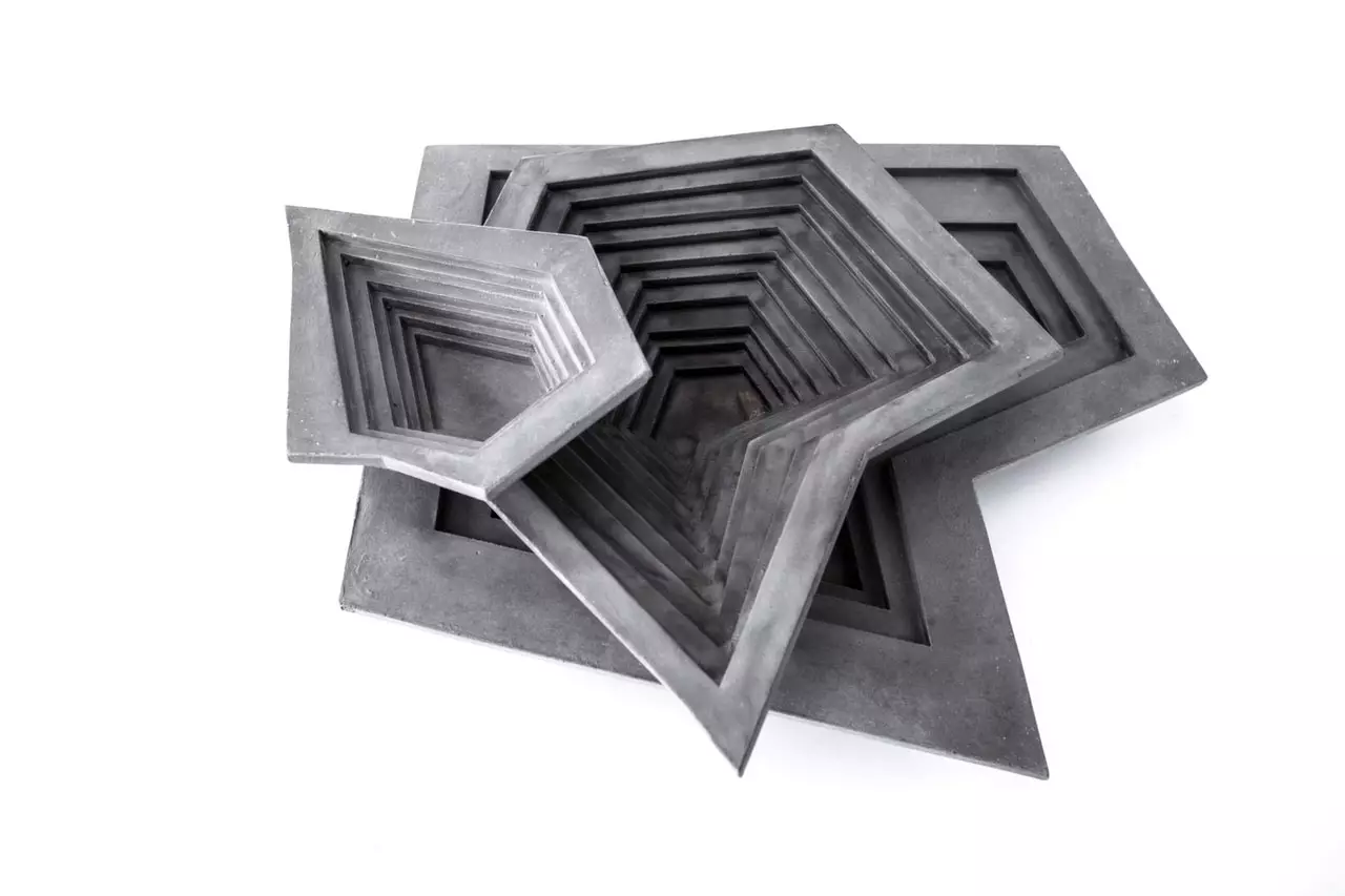 Kjo enë tavoline prej betoni i sjell ngrënies një dimension të ri
