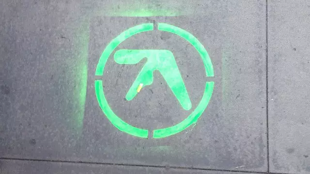 Aphex Twin үзенең яңа альбомын тирән вебда мыскыллый