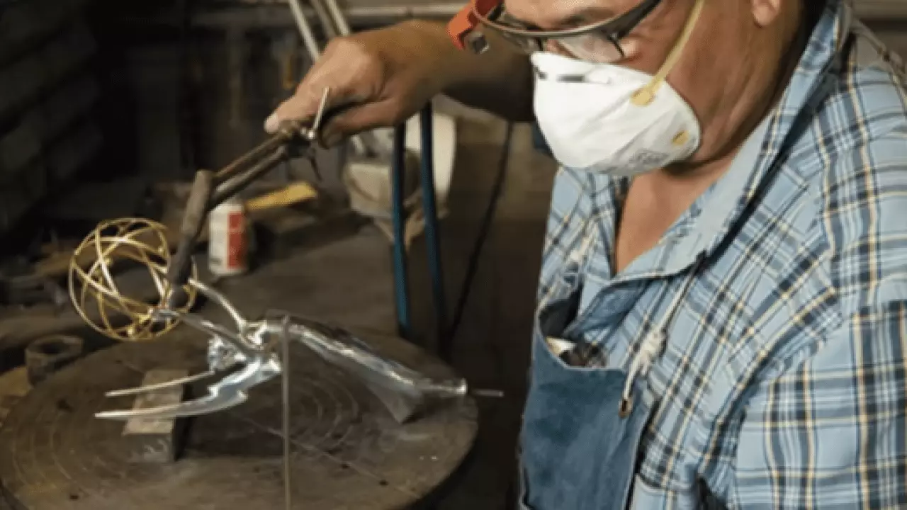 Mira cómo cobra vida una estatuilla de los Emmy