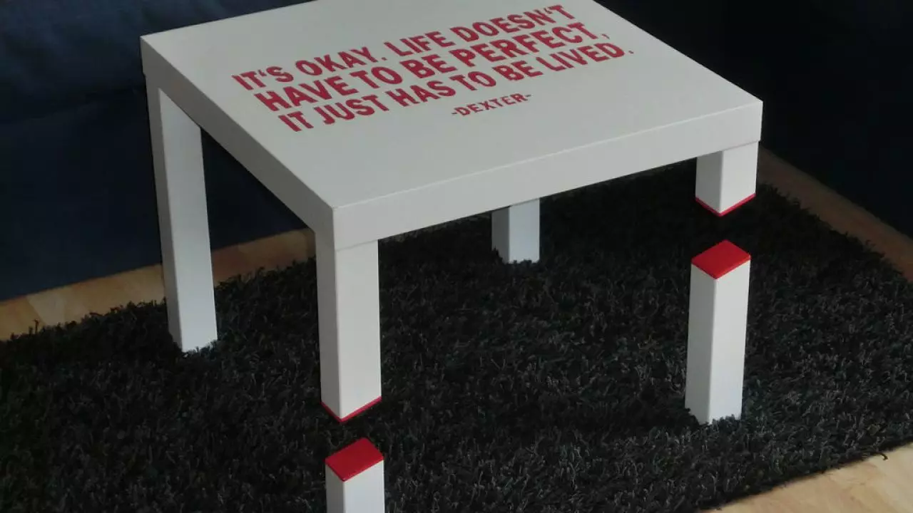 მოკალი შენი IKEA-ს ნაკლებობის მაგიდა რაღაც განსაკუთრებულად… ისევე, როგორც დექსტერი