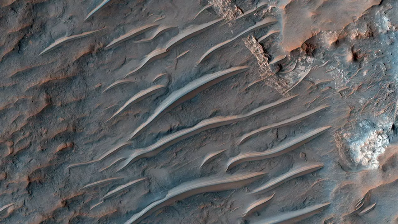 Không ai biết làm thế nào những khe núi kỳ lạ này xuất hiện trên sao hỏa