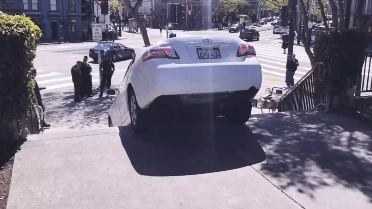 Voznik Uberja v San Franciscu je po nesreči zavil na stopnišče za pešce in gre dol