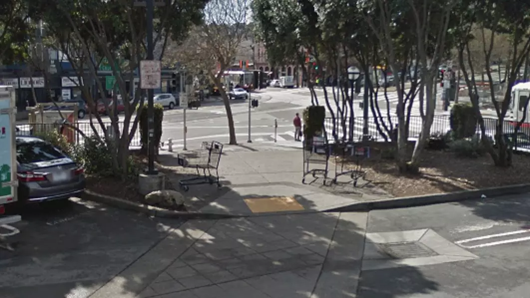 Возач на Uber во Сан Франциско случајно сврте на пешачки скали и слезе