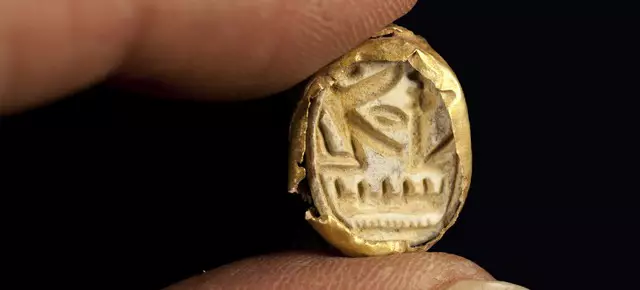 Arkæologer afgraver sjælden egyptisk sarkofag og guldsæl i Israel