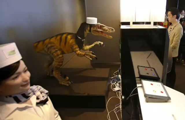 Kiyesi i, Oṣiṣẹ Ile-itura Gidi kan Nipa Ọrọ Androids Ati Awọn Dinosaurs Robotic
