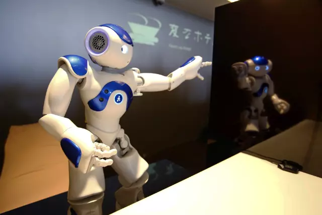 Хараач, Андройд болон робот үлэг гүрвэлүүдээр ажилладаг жинхэнэ зочид буудал