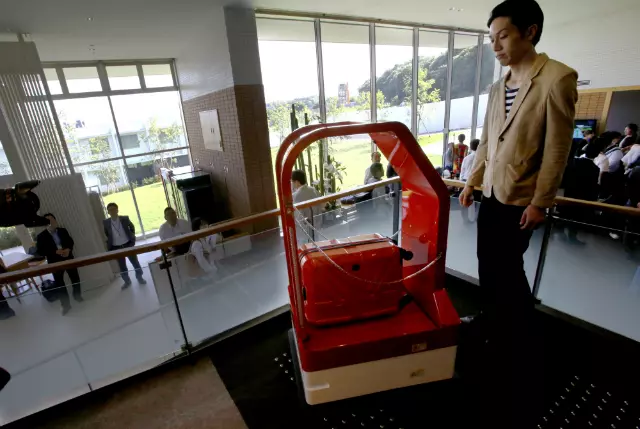 Хараач, Андройд болон робот үлэг гүрвэлүүдээр ажилладаг жинхэнэ зочид буудал