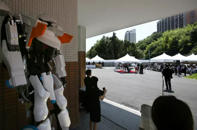 Voici, un véritable hôtel composé d'androïdes parlants et de dinosaures robotiques