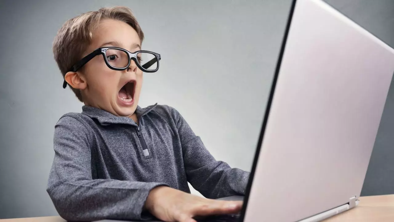 Este porno pe care copilul tău îl urmărește online? De unde ştiţi?